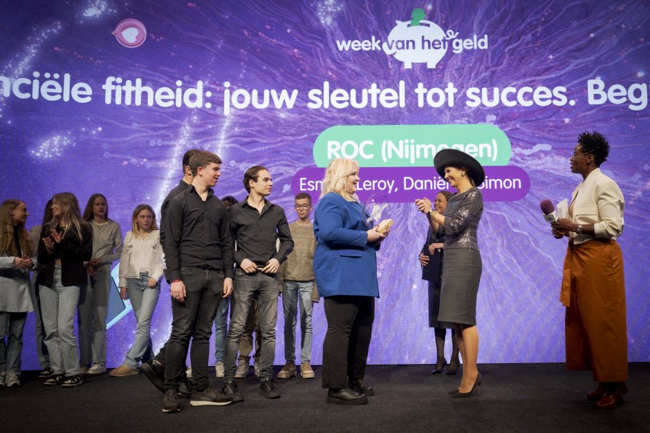 Koningin Máxima reikt Week van het geld Awards 2024 uit - Wijzer in ...